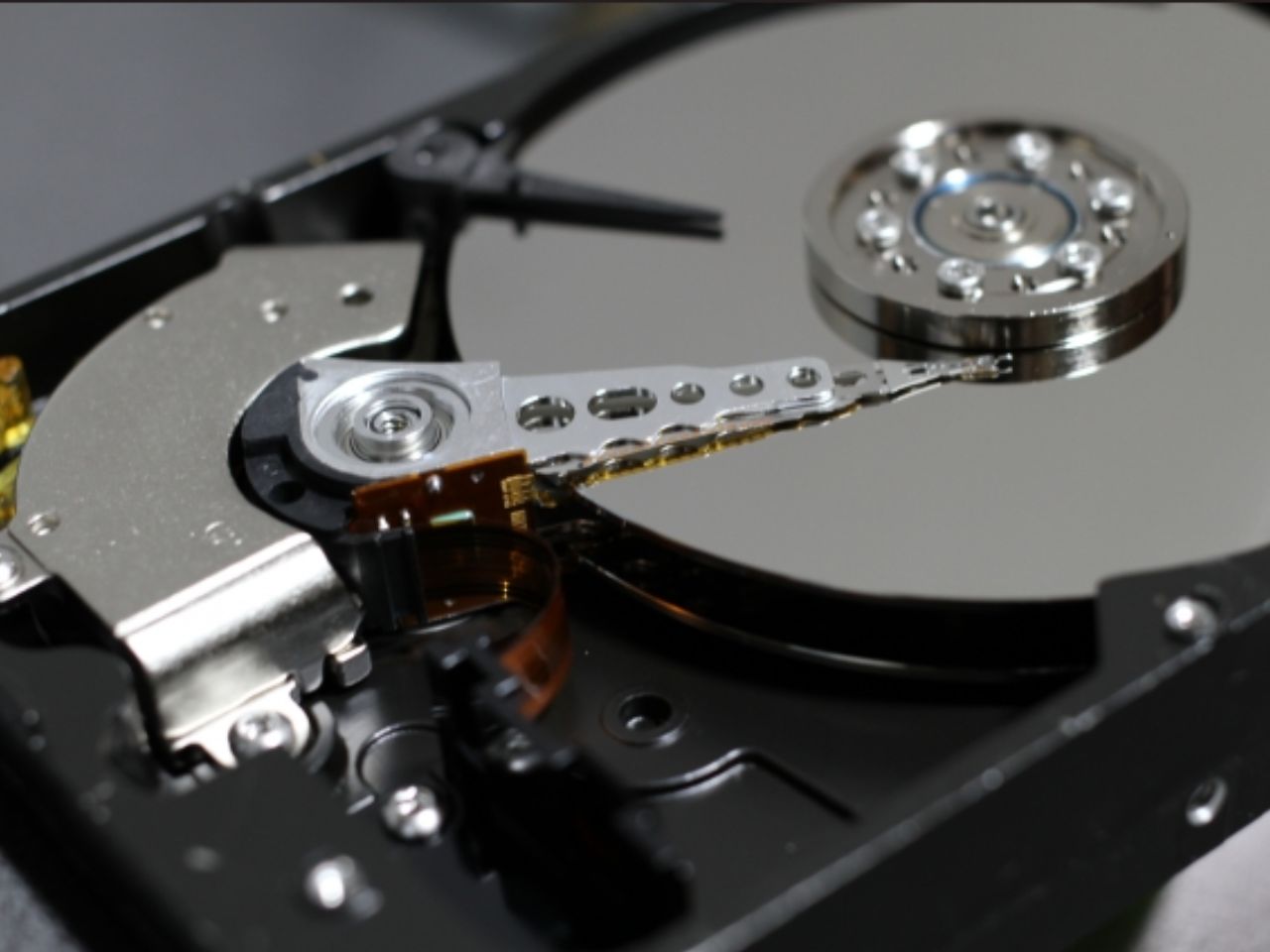 HDDから異音！カチカチ音がしたらやってはいけないこと3選｜データ復旧のLIVEDATA